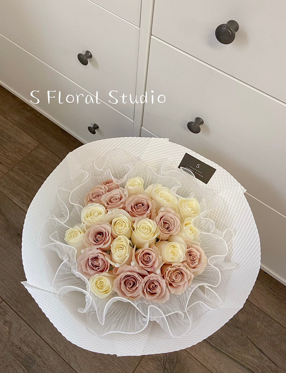 White and Quicksand roses bouquet – S Floral Studio